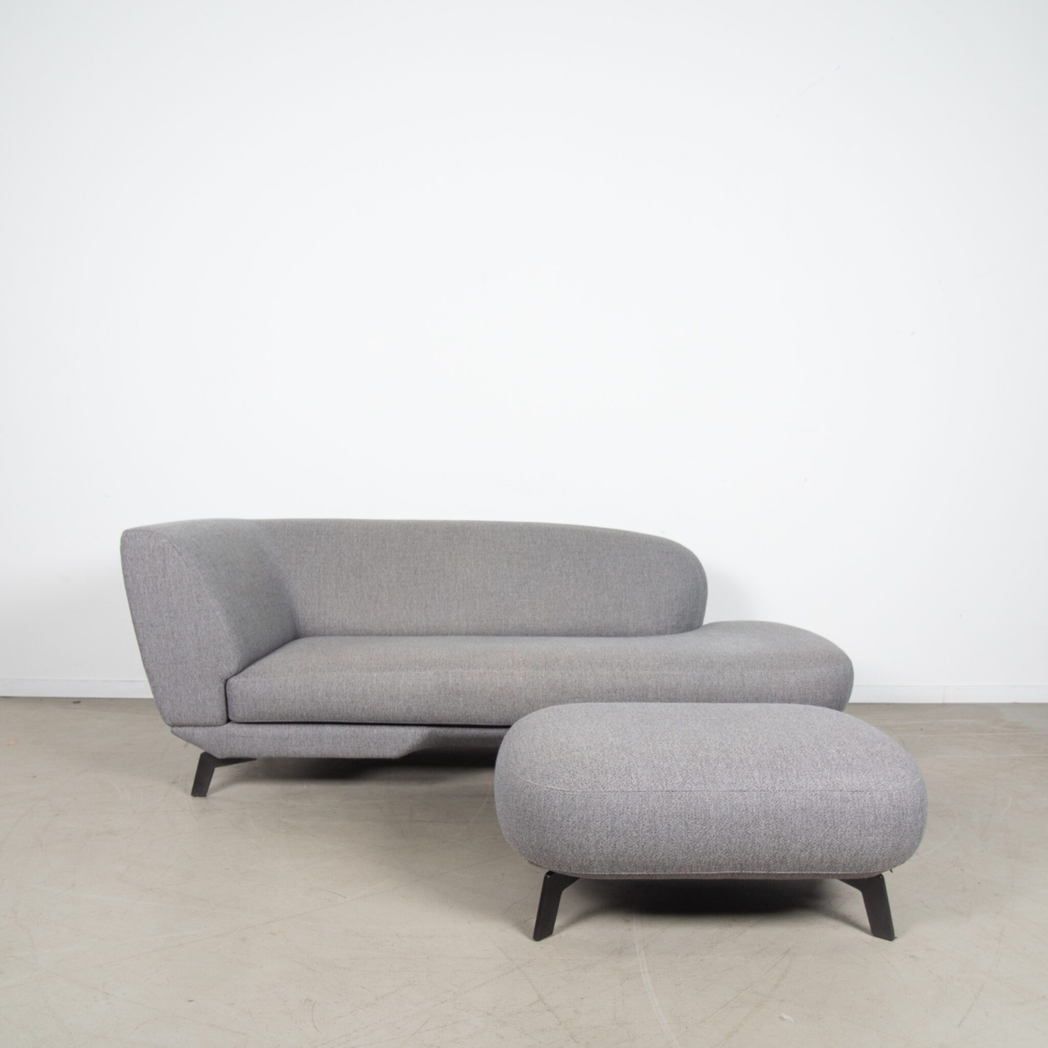 Leolux Flint Divan Bank 2,5-Zits Grijs Stof + Hocker - Zillions: nieuw ...
