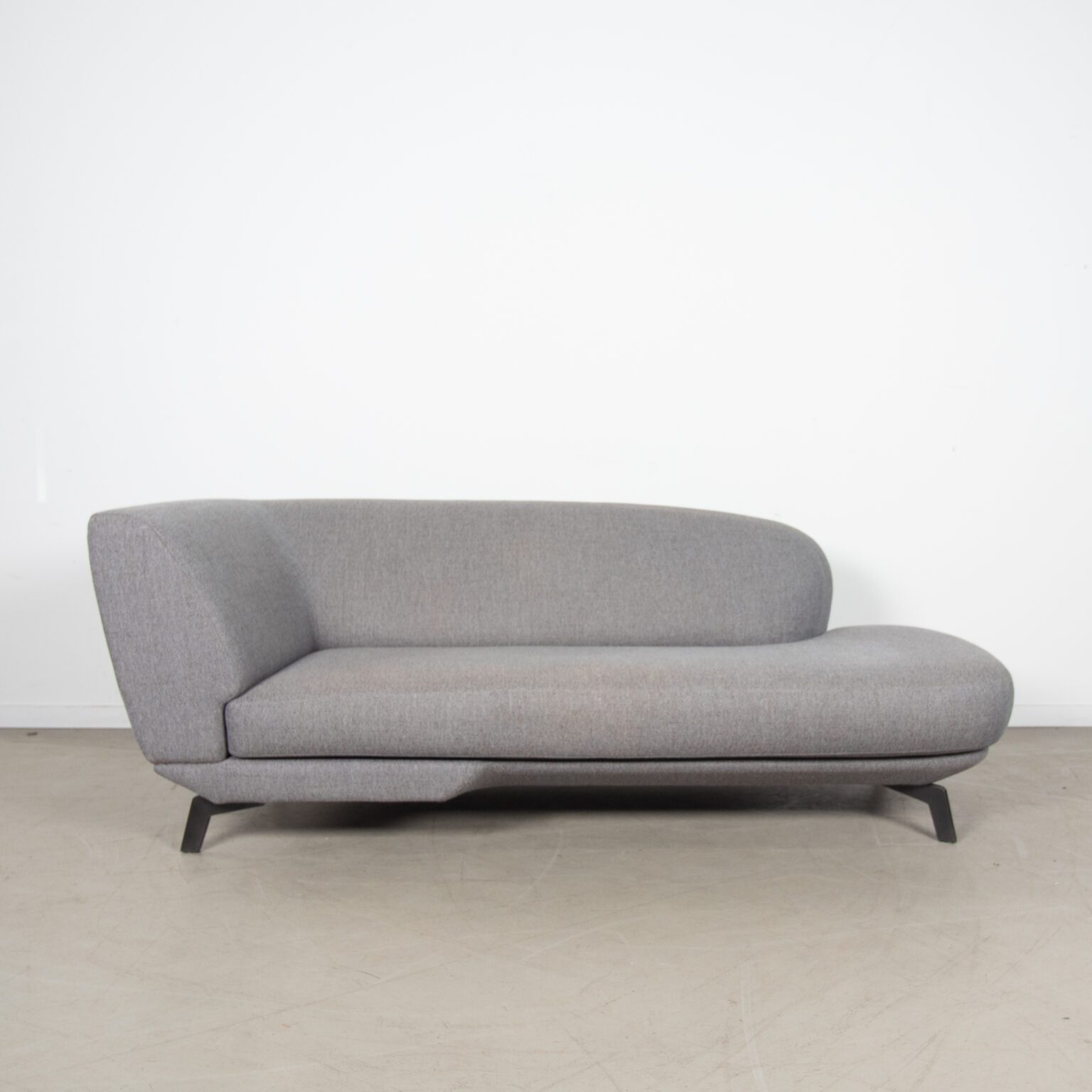 Leolux Flint Divan Bank 2,5-Zits Grijs Stof + Hocker - Zillions: nieuw ...